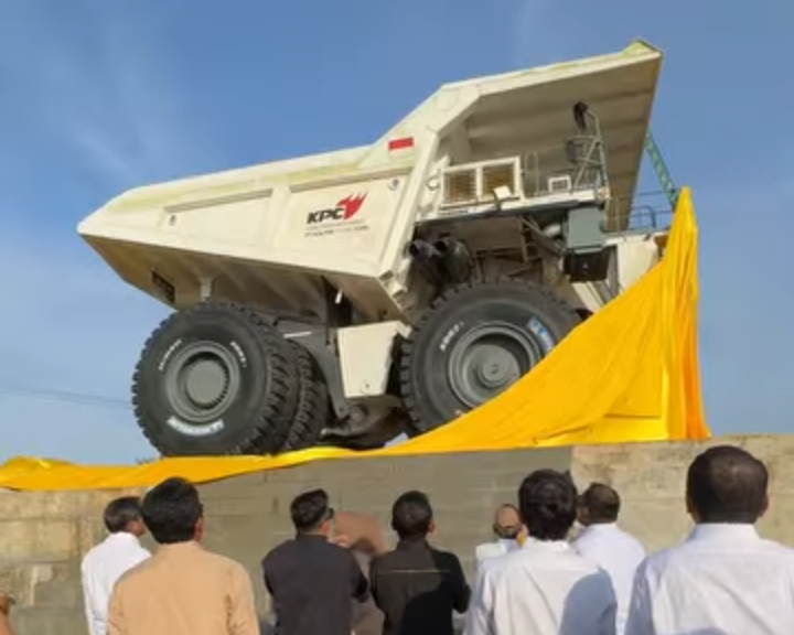 Kasmidi Resmikan Ikon Tambang Liebherr T282 di Bukit Pandang Sangatta ...